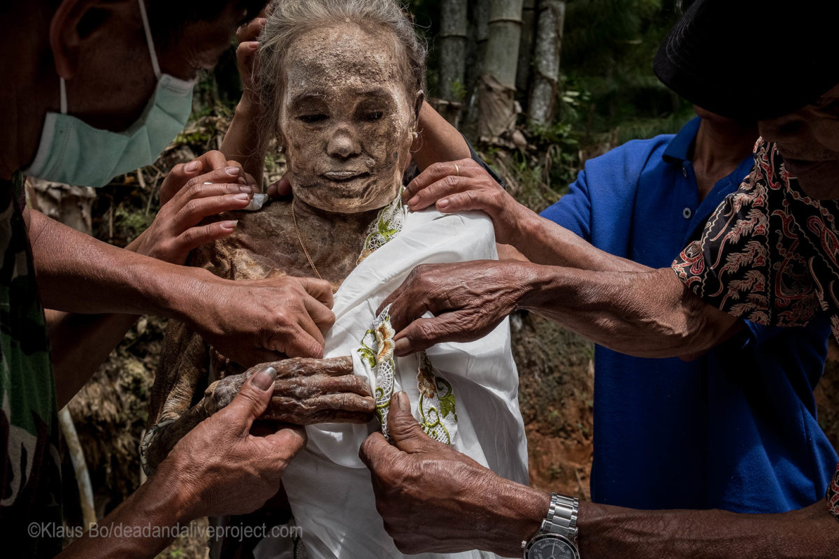 Ma’nene Miscellanous – Indonesia | Dead and Alive Project